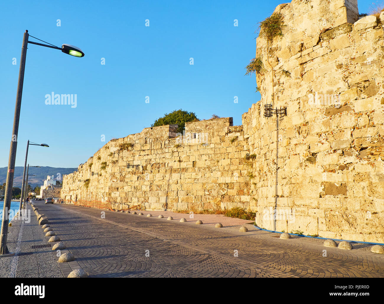 Curtain walls castle hi-res stock photography and images - Alamy