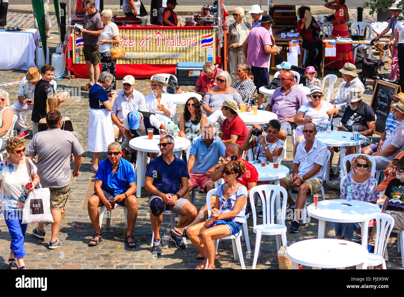 Aerial view audience crowd audience hi-res stock photography and images ...