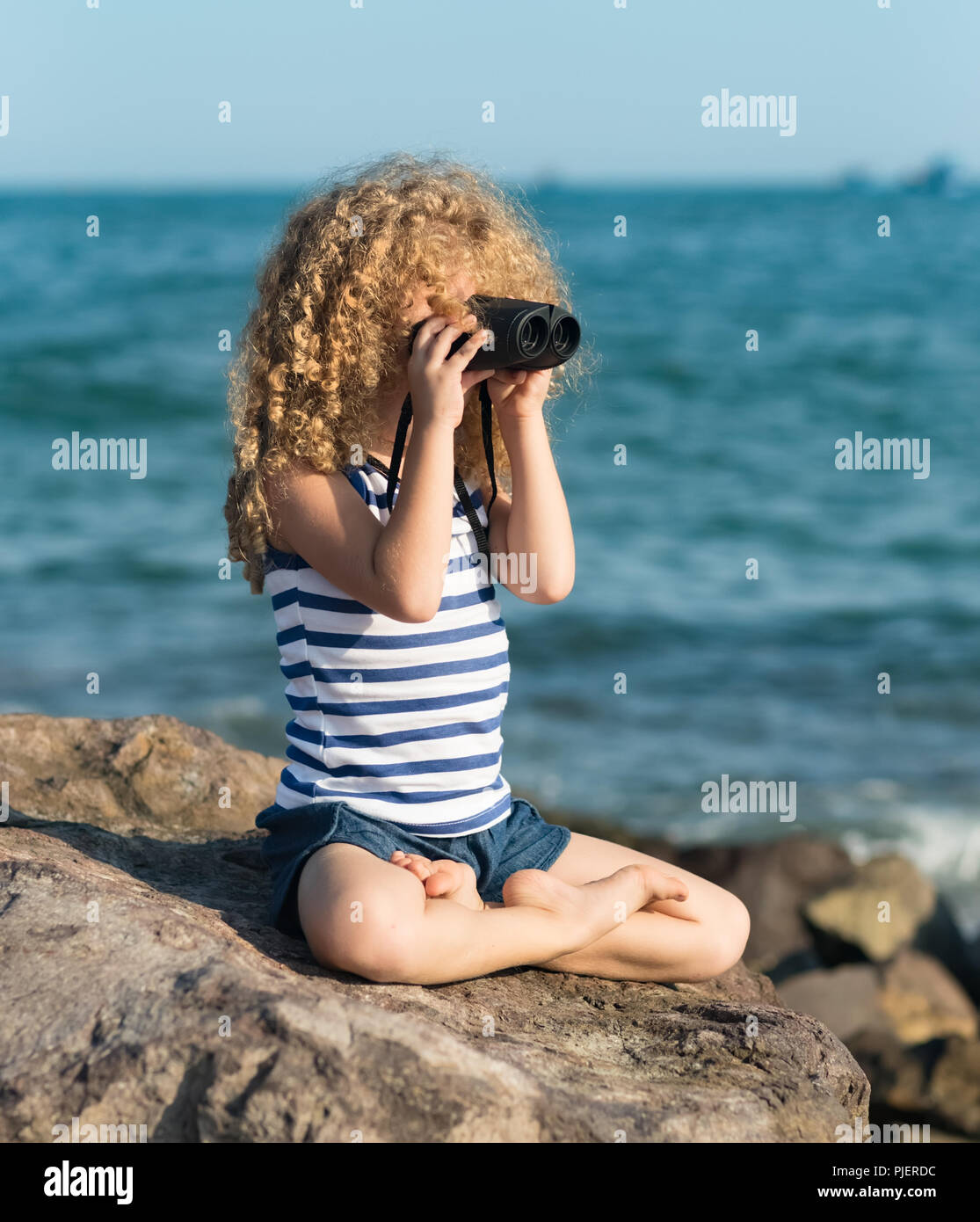 Girl looking far away hi-res stock photography and images - Alamy