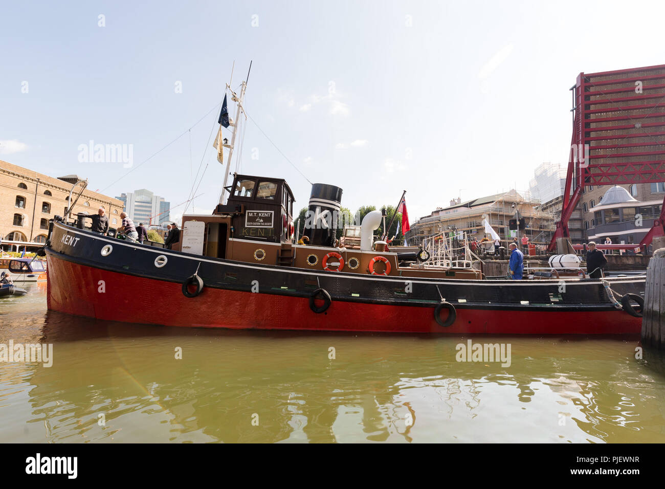 London, UK. 6th September 2018. Motor Tug M T Kent arrives at St ...