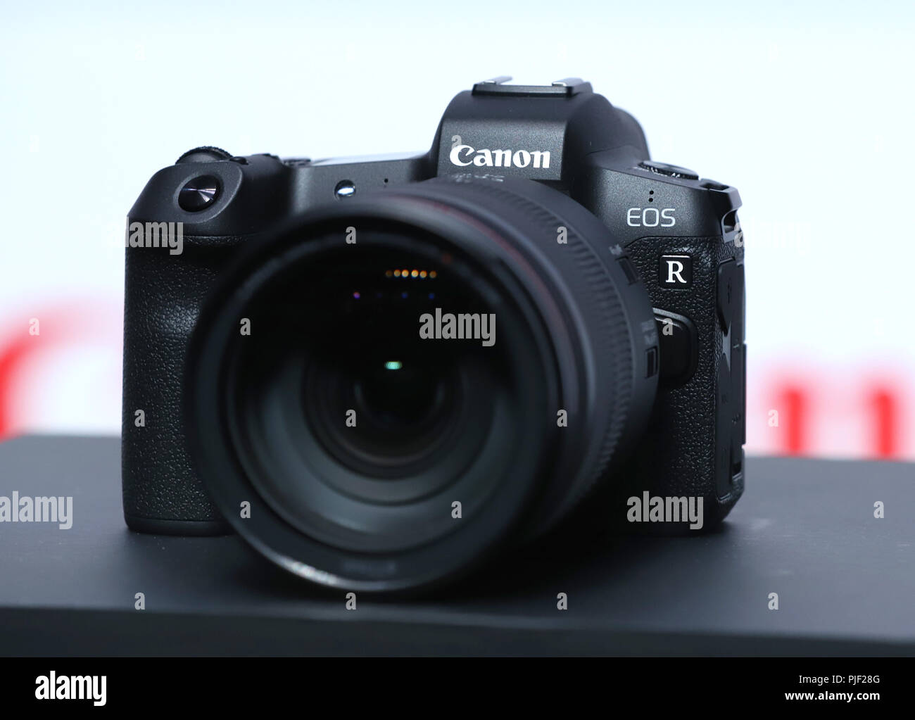Mirrorless system hi-res stock photography and images - Alamy