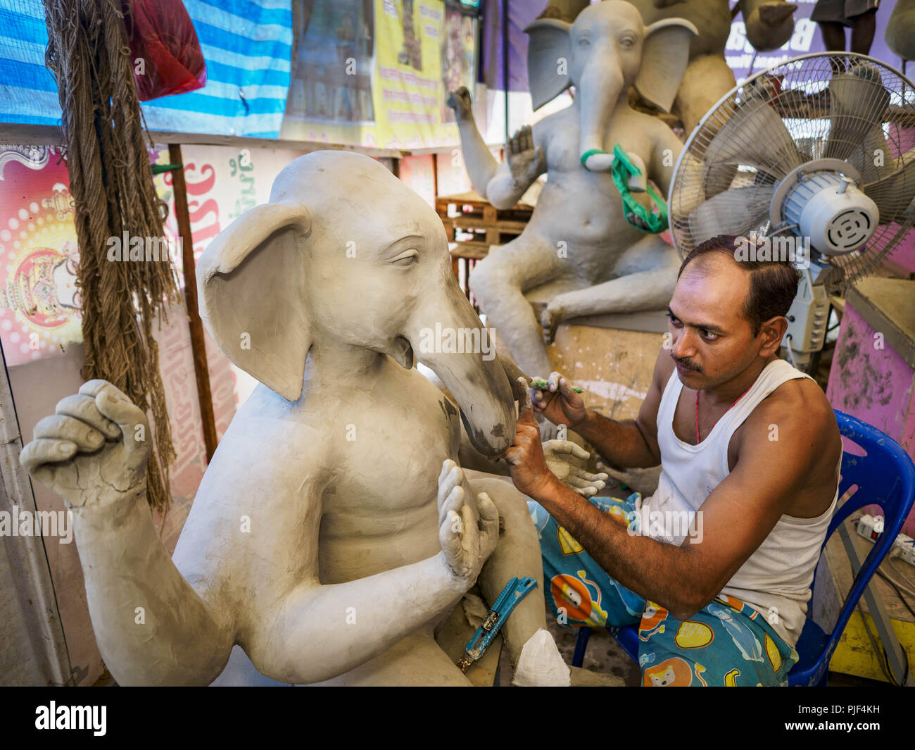 Statue making indian man hi-res stock photography and images - Alamy