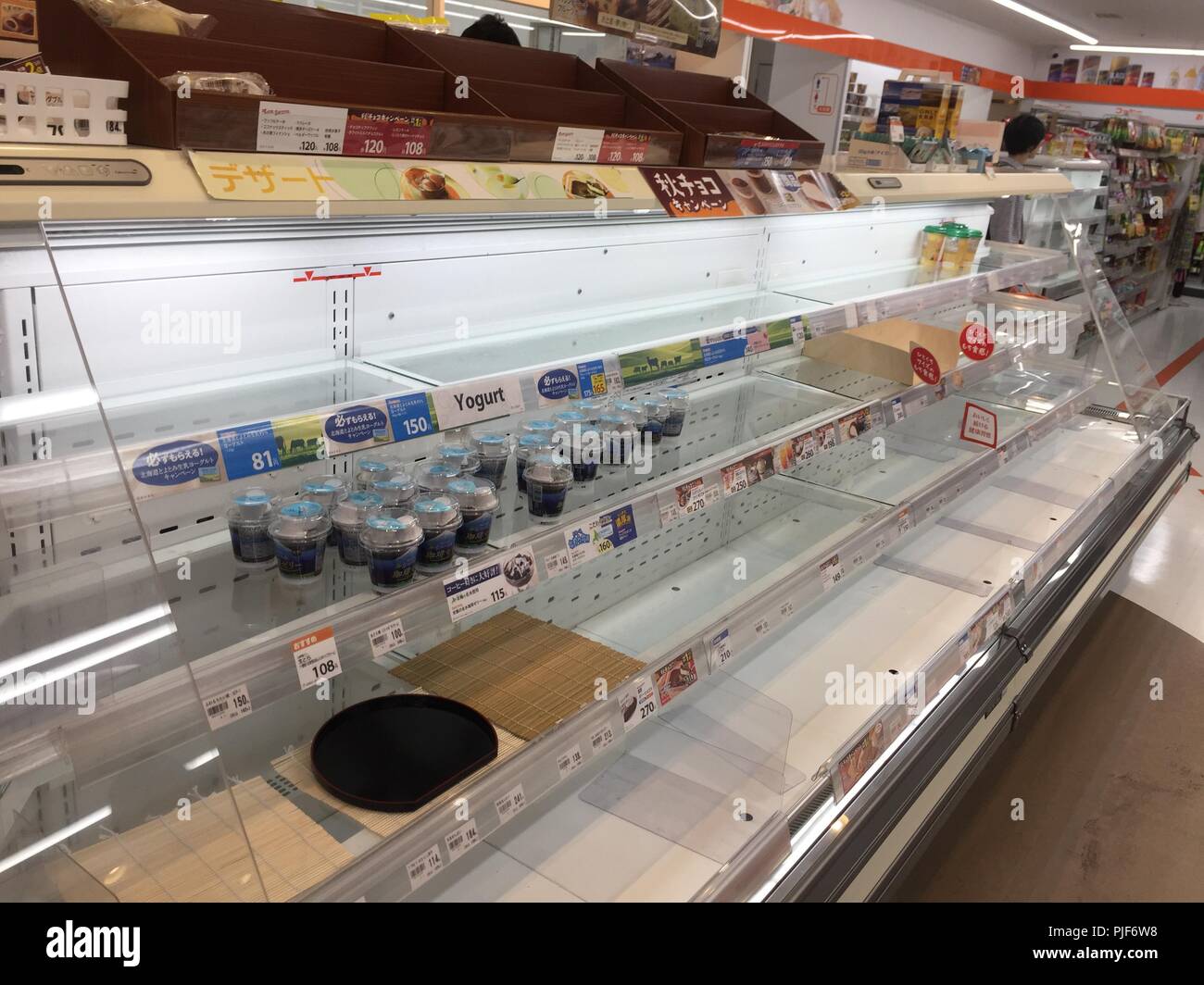 Convenience store shelves empty hi-res stock photography and images - Alamy