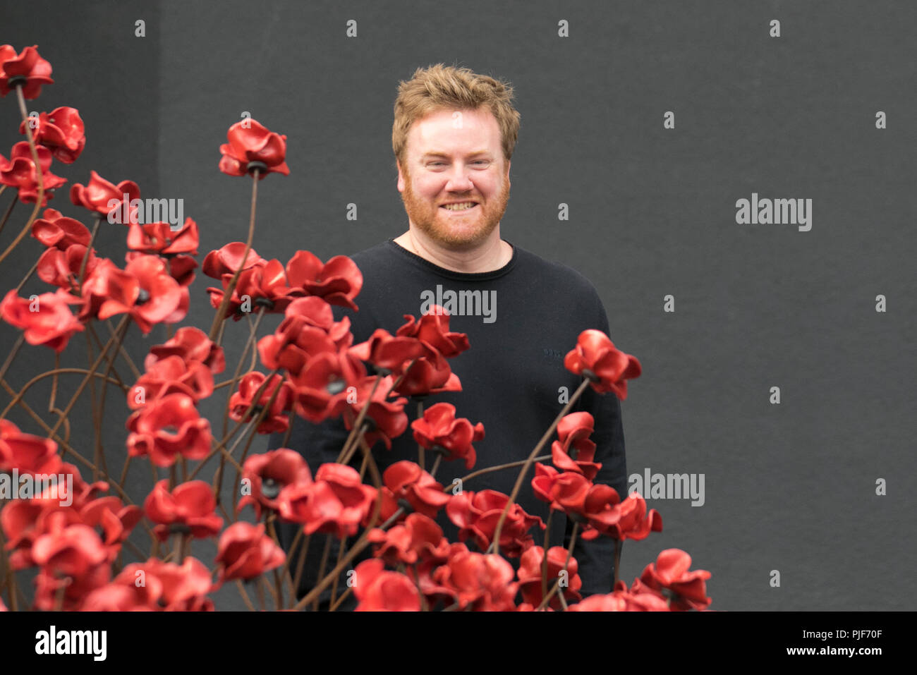 Manchester, UK.7th Sept 2018. The iconic poppy sculpture Wave by artist ...