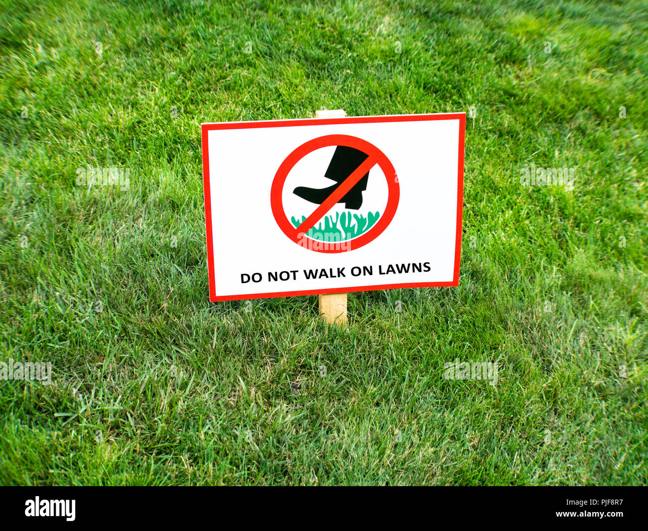 DO NOT WALK ON LAWNS. Please keep off the grass sign Stock Photo - Alamy