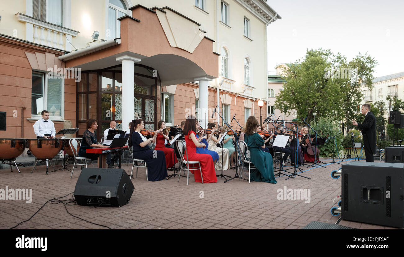 Outdoor concert classical hi-res stock photography and images - Alamy