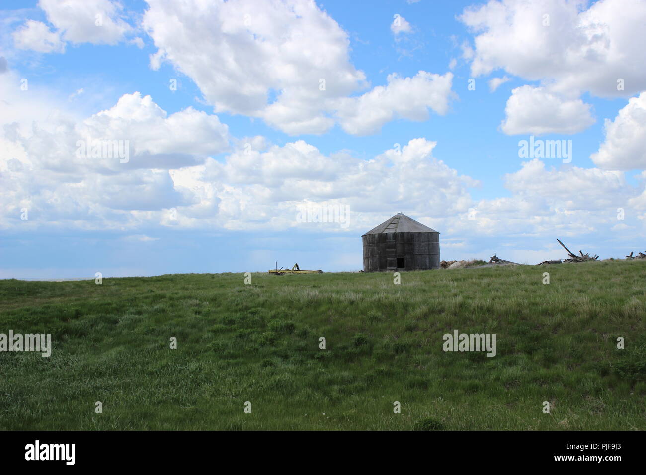 Old barn farm grain bin hi-res stock photography and images - Alamy