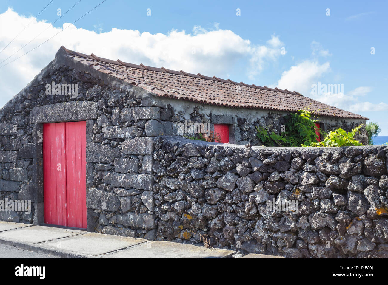 Black basalt stone wall hi-res stock photography and images - Alamy