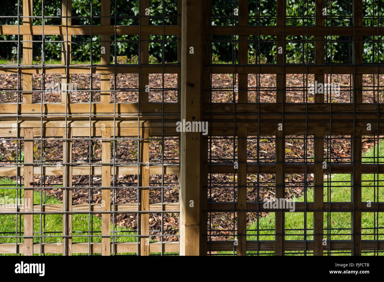 Trellis fencing hi-res stock photography and images - Alamy