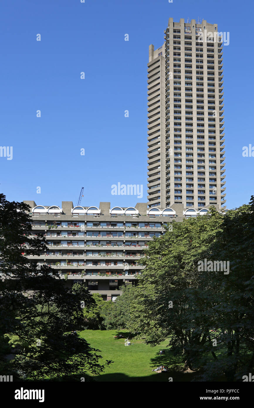 Landscaped gardens in front of Defoe House in London's Barbican ...