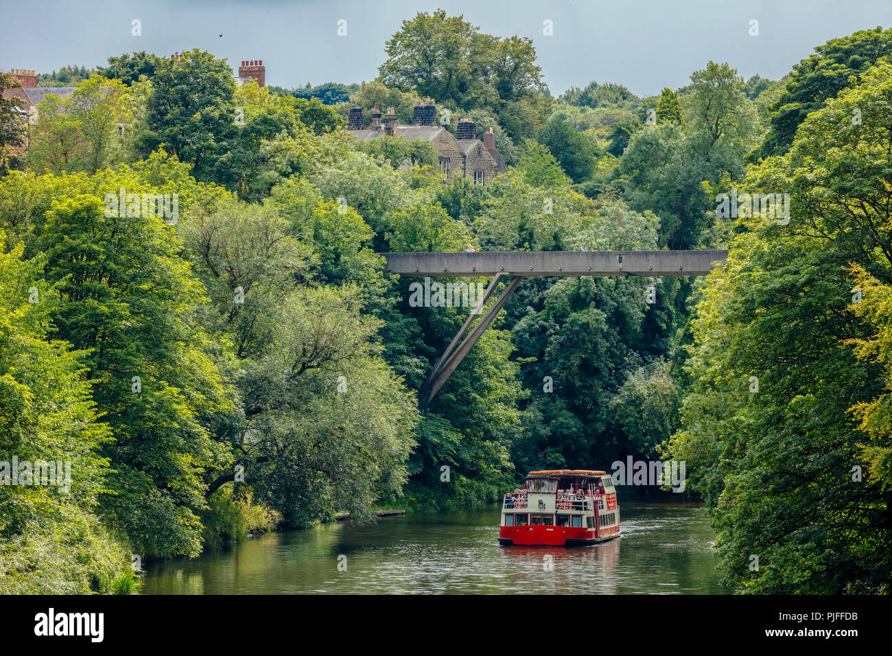 Kingsgate Bridge with lush greenery and River Wear and leisure travel ...