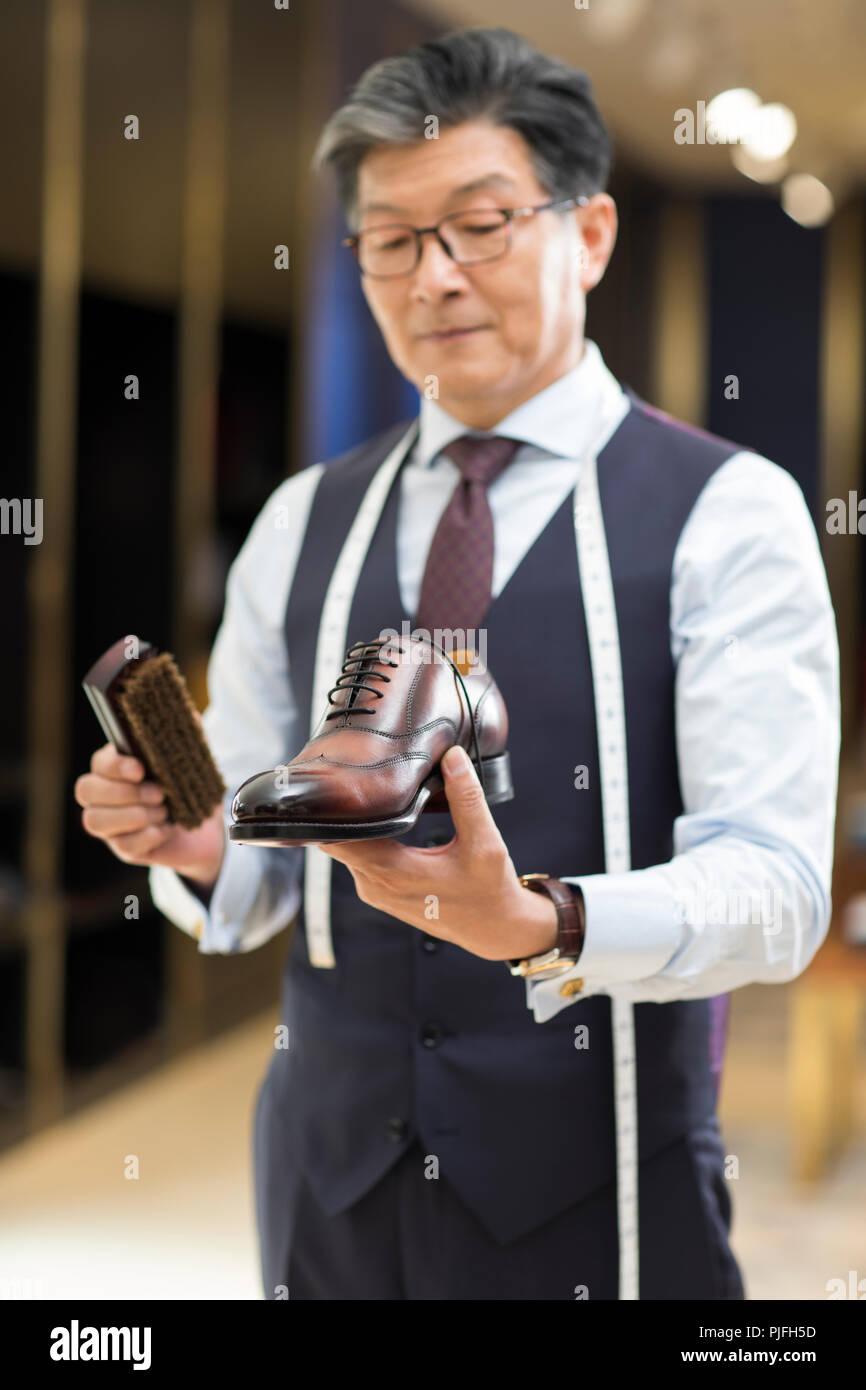 Asian man polishing shoes hi-res stock photography and images - Alamy