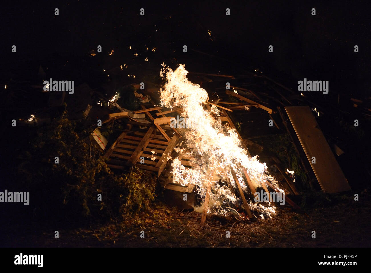 Burning palettes hi-res stock photography and images - Alamy