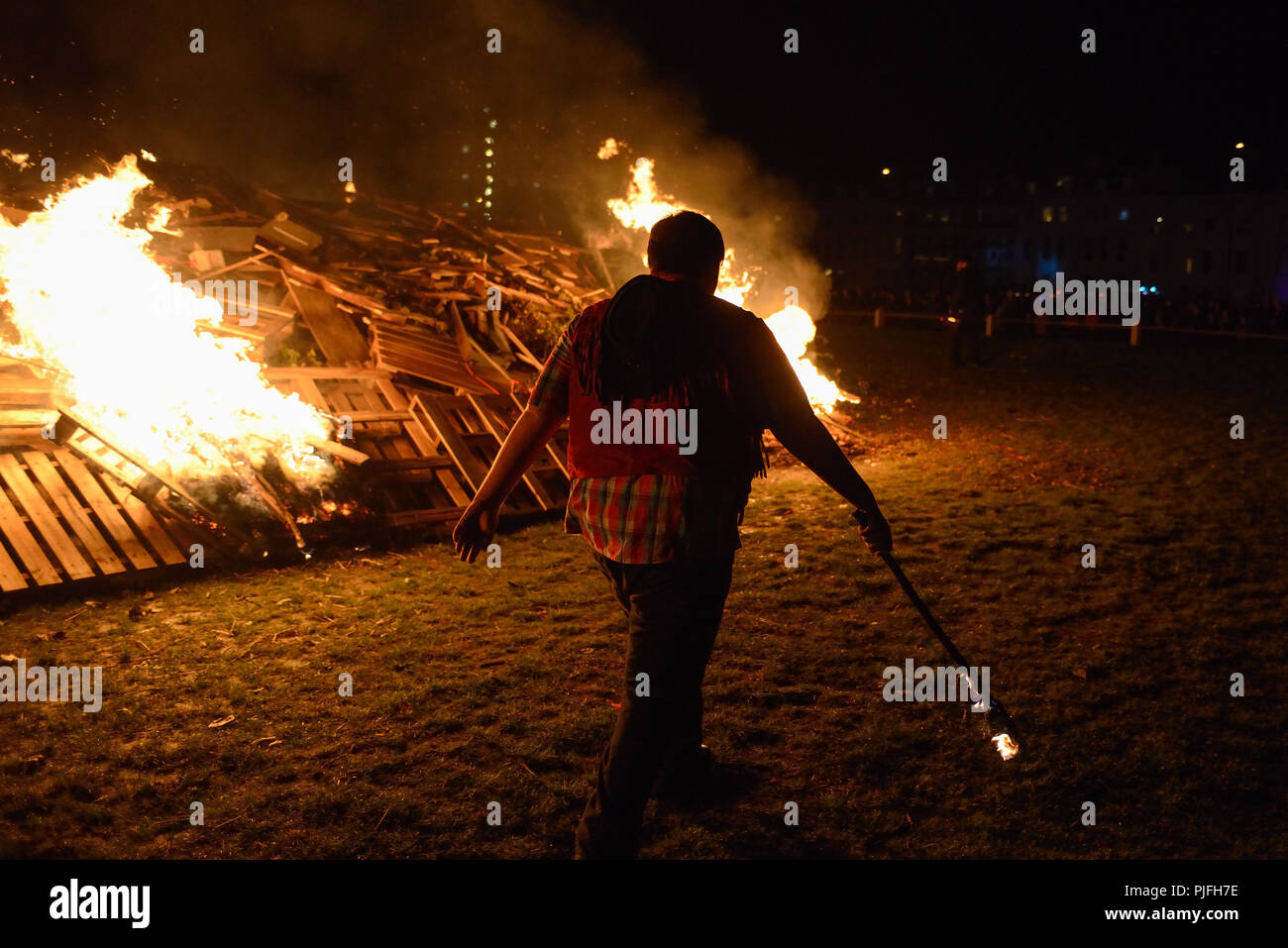 November 5th bonfire silhouette hi-res stock photography and images - Alamy