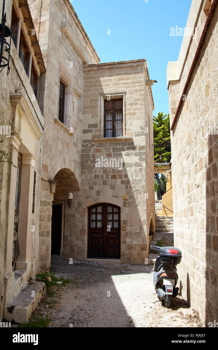 Greek street house hi-res stock photography and images - Alamy