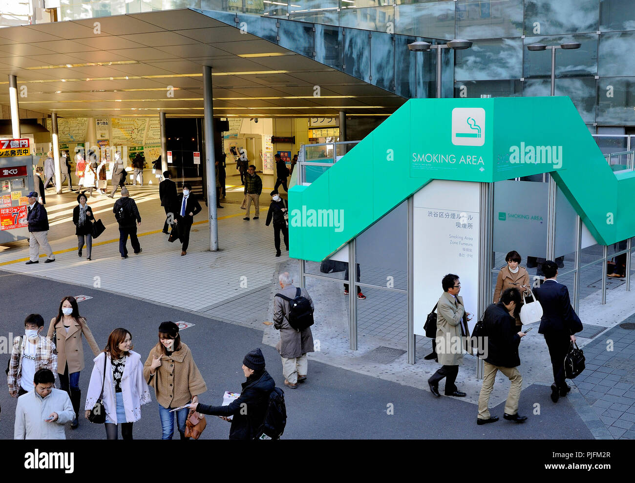 Tokyo smoking hi-res stock photography and images - Alamy