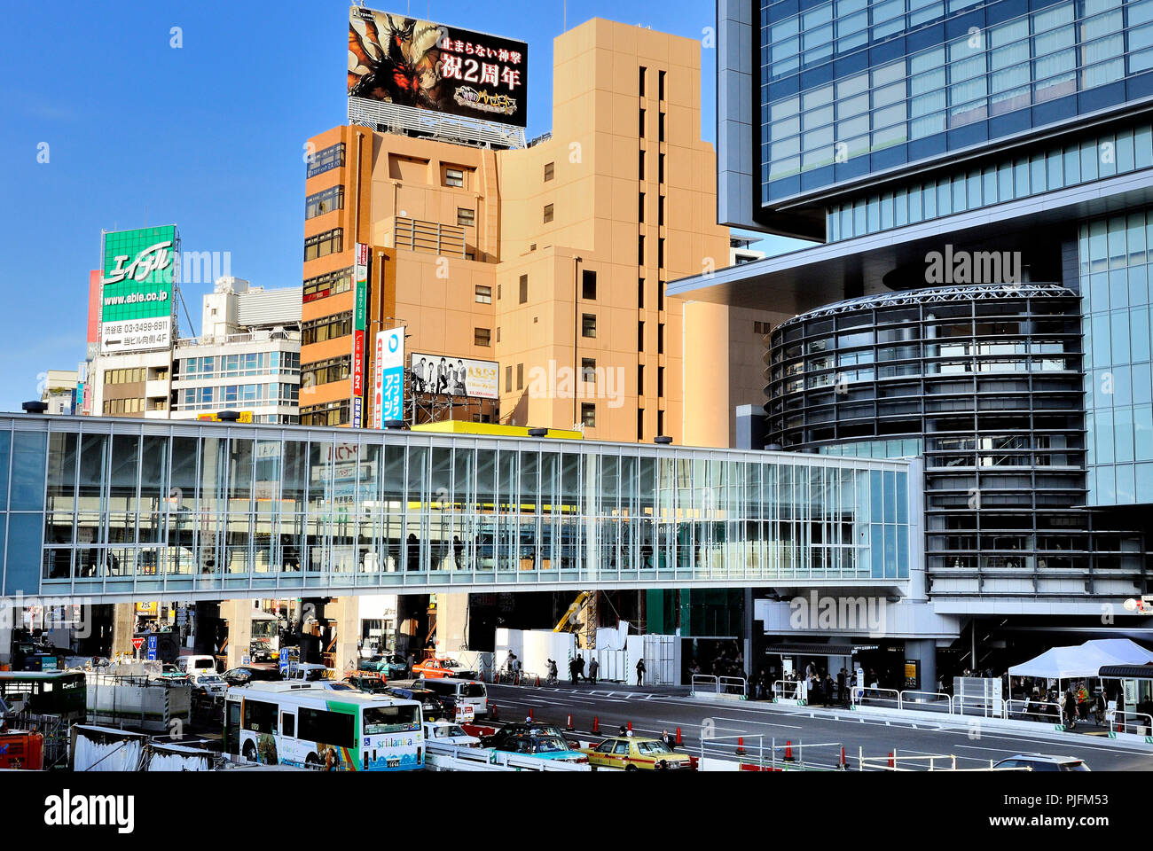 Covered pedestrian bridge hi-res stock photography and images - Alamy