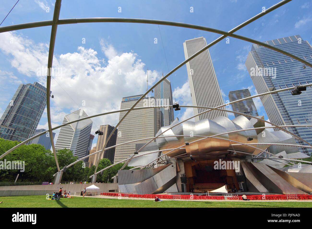 Jay pritzker bandshell chicago millennium park hi-res stock photography ...