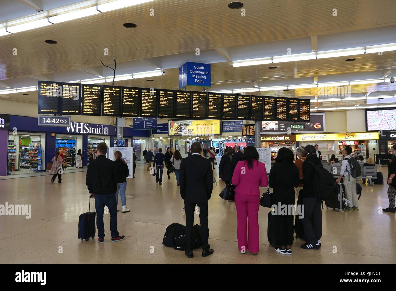 Leeds station interior hi-res stock photography and images - Alamy