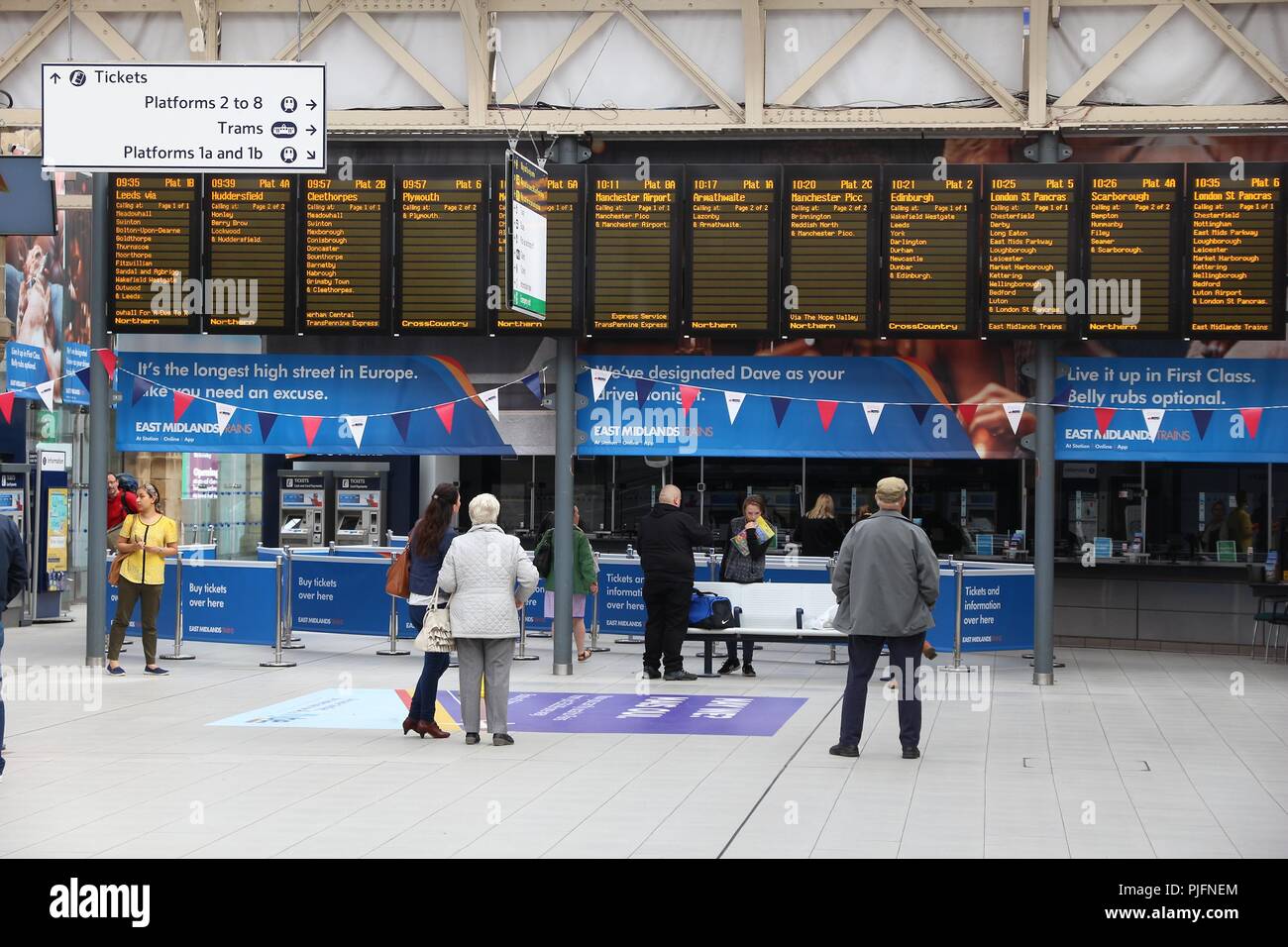 Interior sheffield railway station hi-res stock photography and images ...