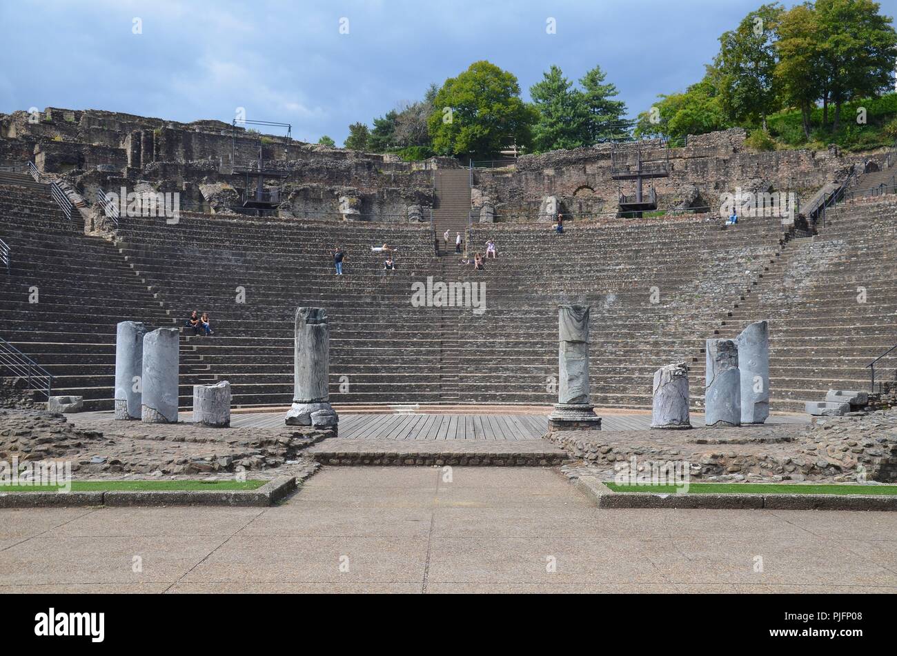 Römisches amphitheater amphitheater hi-res stock photography and images ...