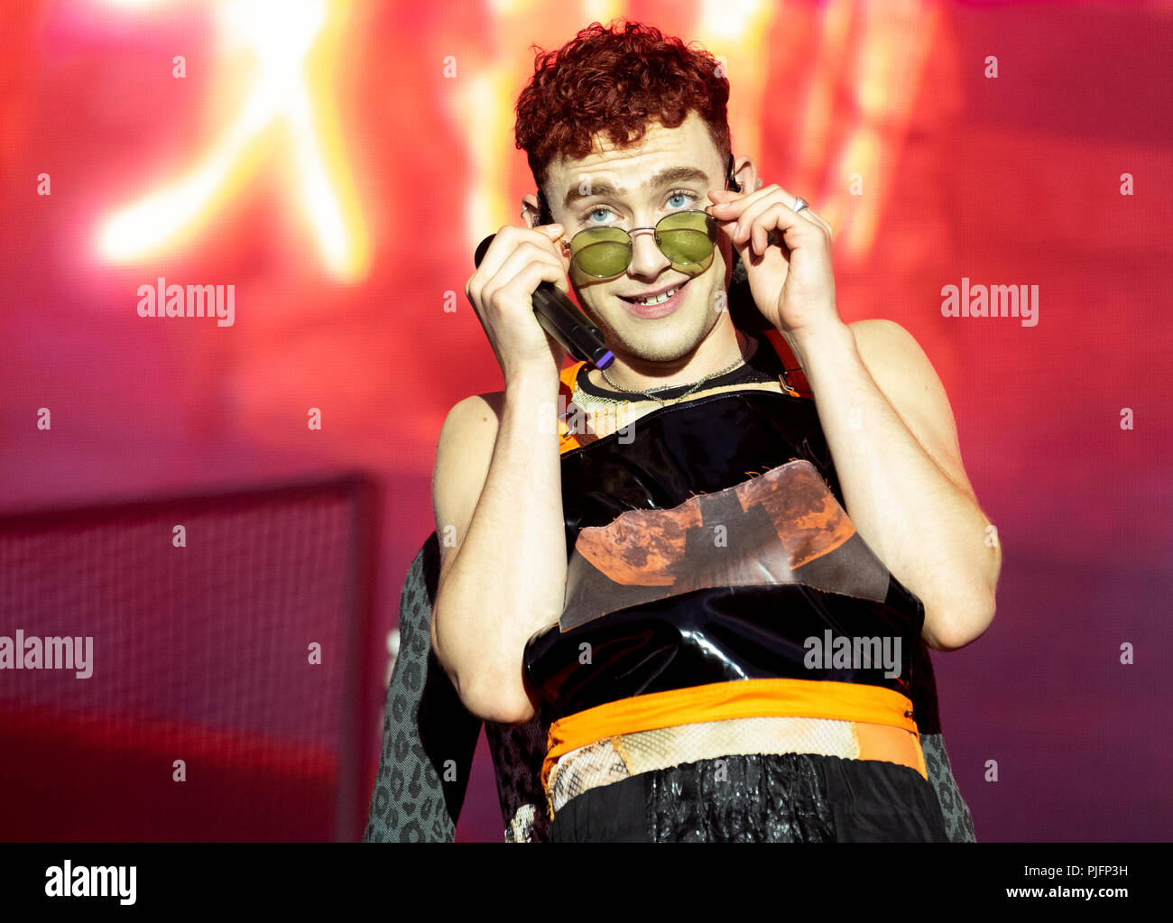 Olly alexander singing hi-res stock photography and images - Alamy