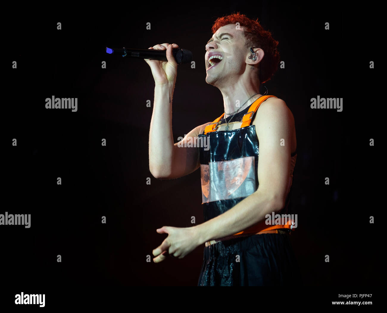 Olly alexander singing on stage hi-res stock photography and images - Alamy