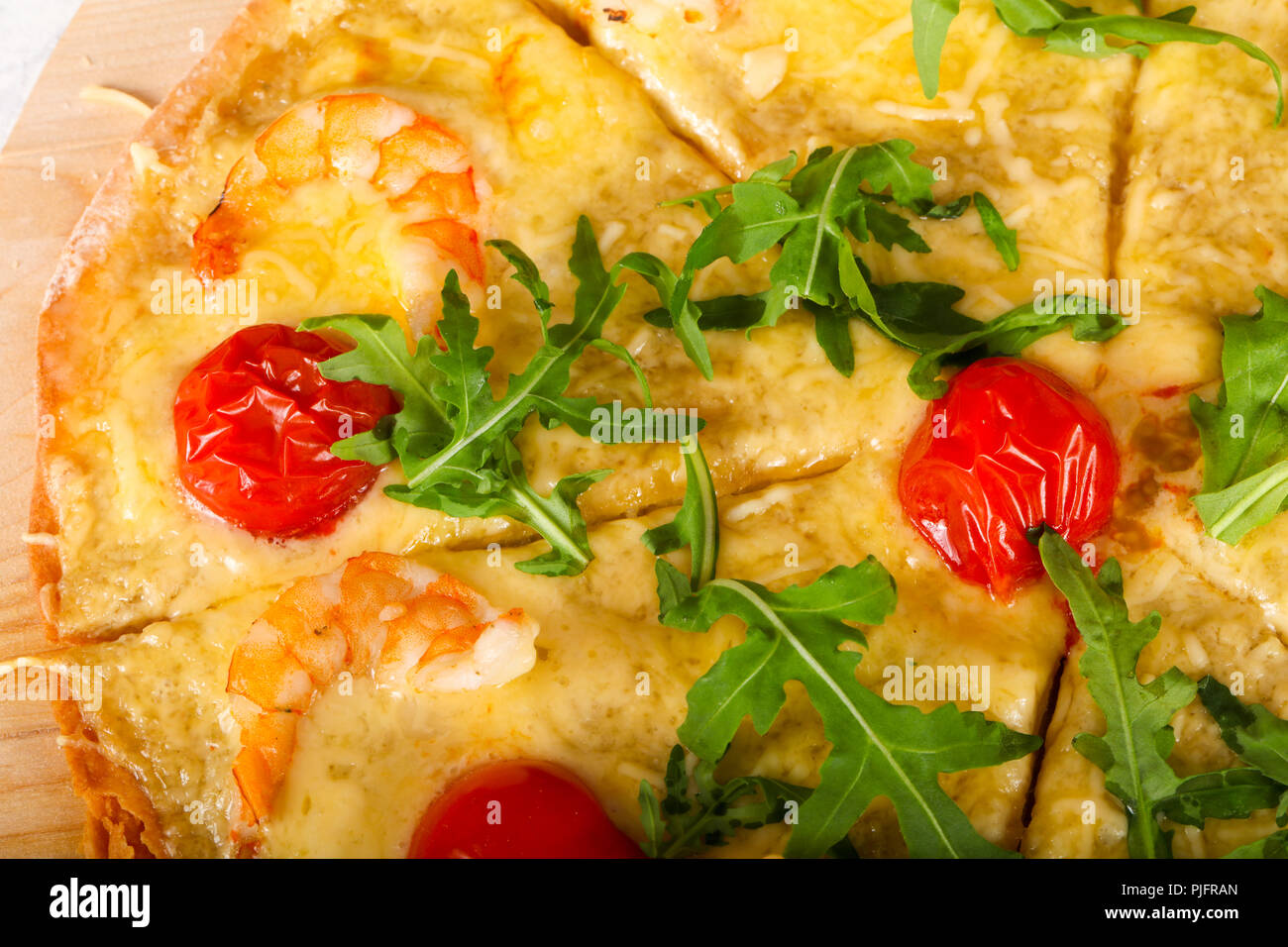 Prawn pizza with ruccola Stock Photo - Alamy