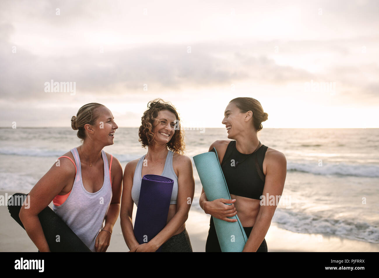 Women at the beach hi-res stock photography and images - Alamy
