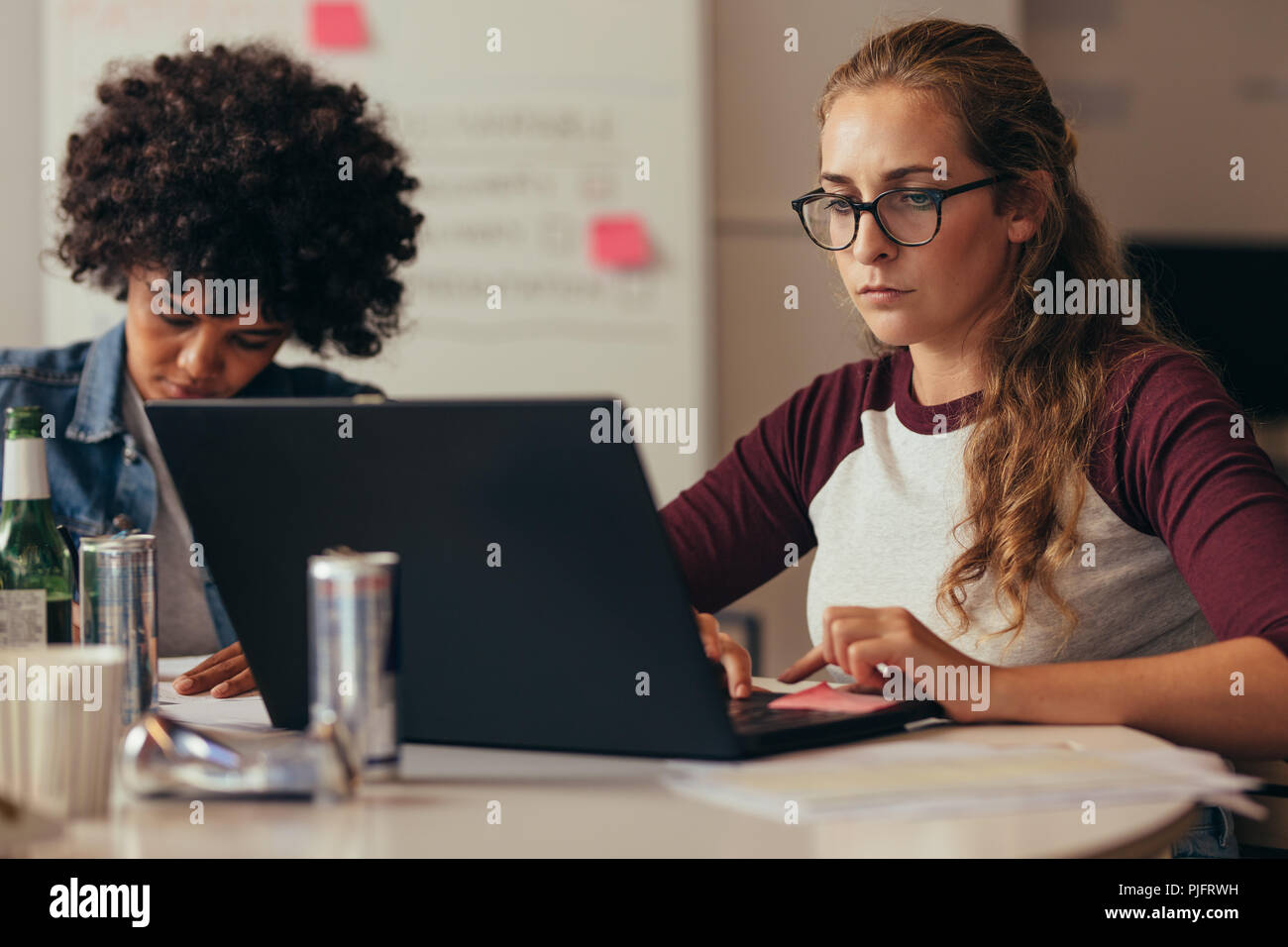 People working computer office hi-res stock photography and images - Alamy