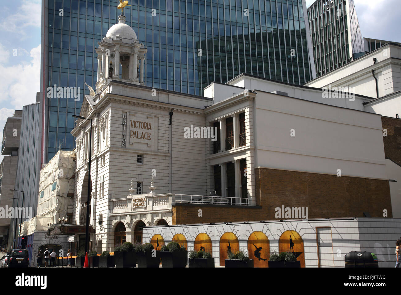 Victoria palace theatre london hi-res stock photography and images - Alamy