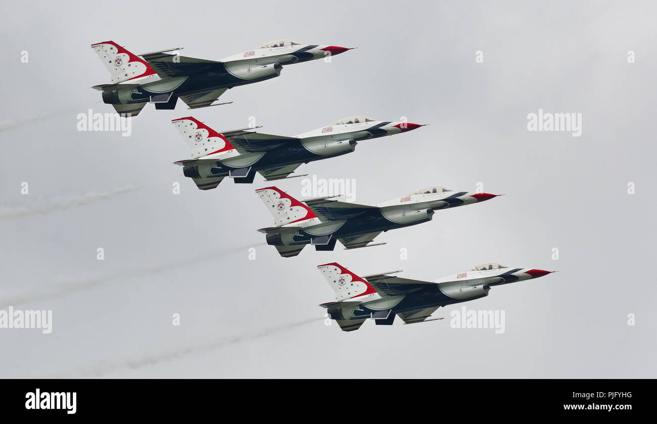 F-16 Fighting Falcon, precision formation flying by the US Air Force ...