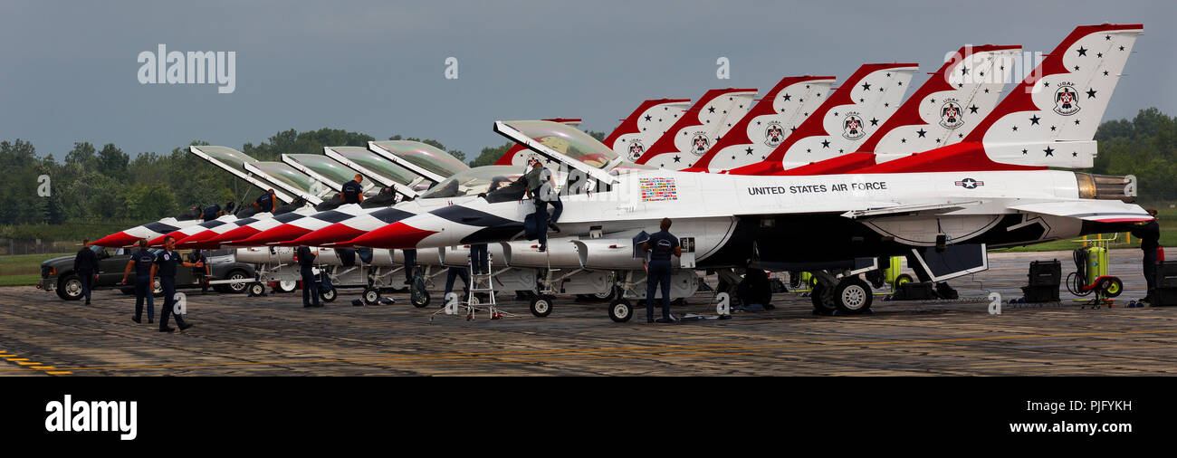 F-16 Fighting Falcon, precision formation flying by the US Air Force ...