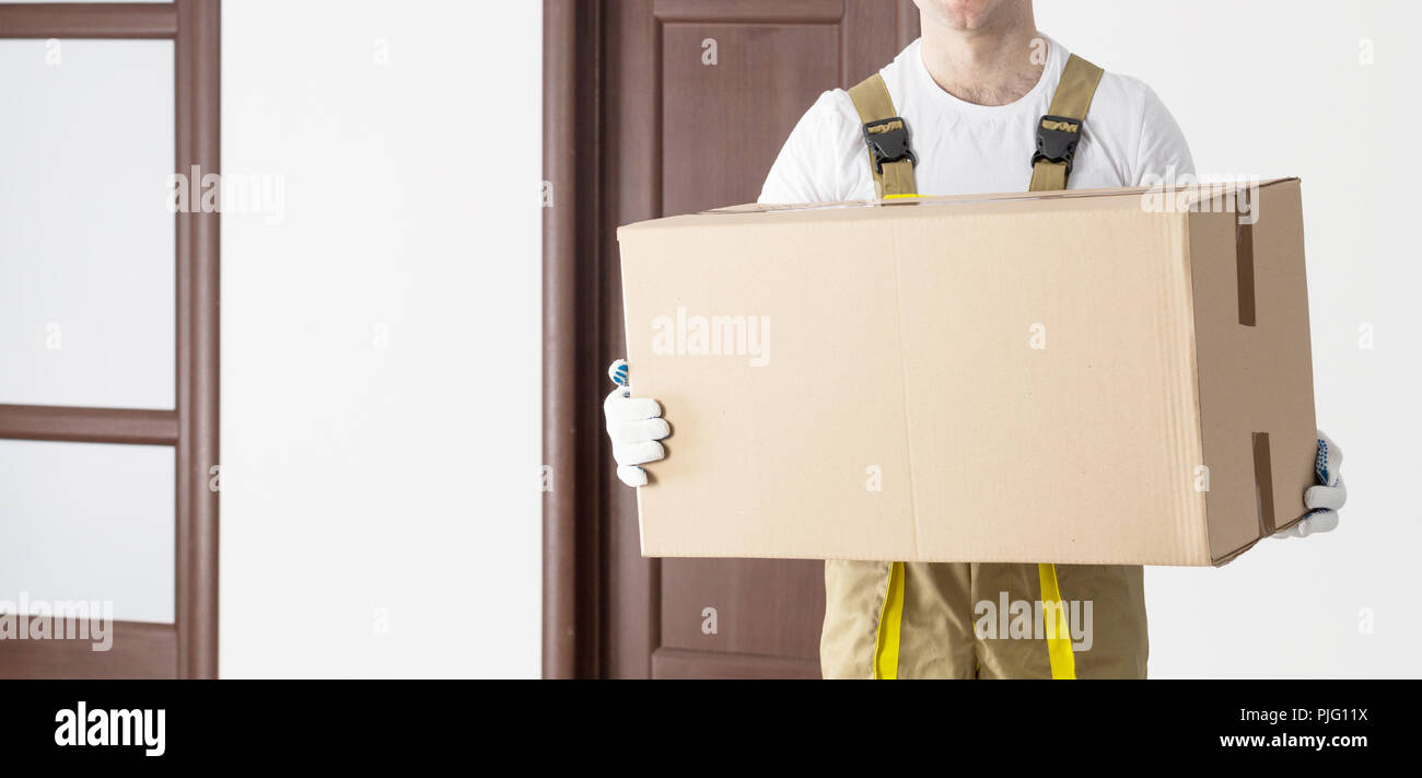 Delivery background. Relocation background. Worker with box in ...