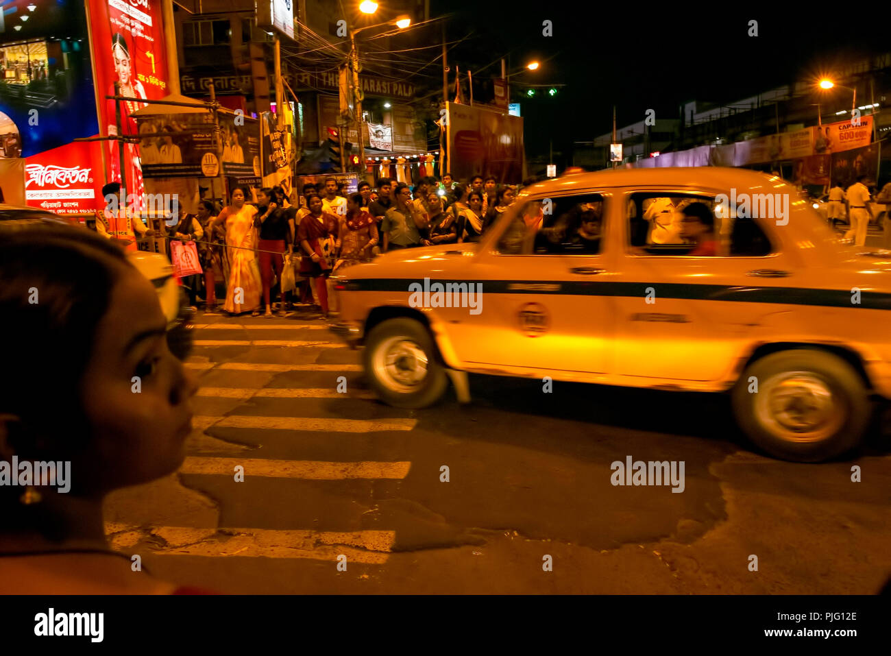 Durga puja crowd hi-res stock photography and images - Alamy