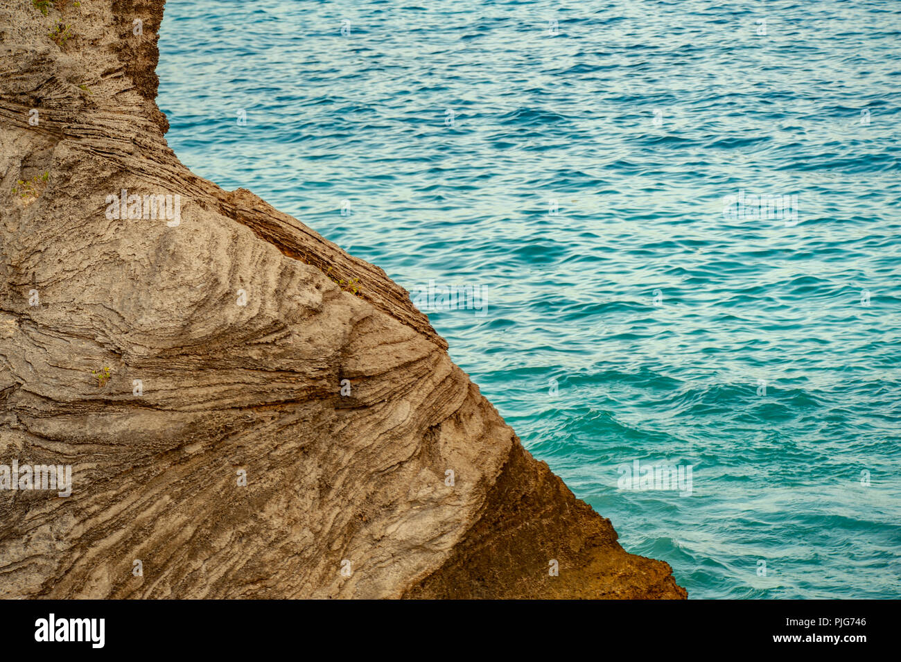 Bermuda beach and the aquamarine waters of King's Wharf and Horseshoe ...