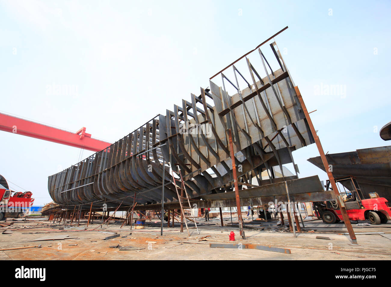 Workers build ships in shipyards Stock Photo - Alamy
