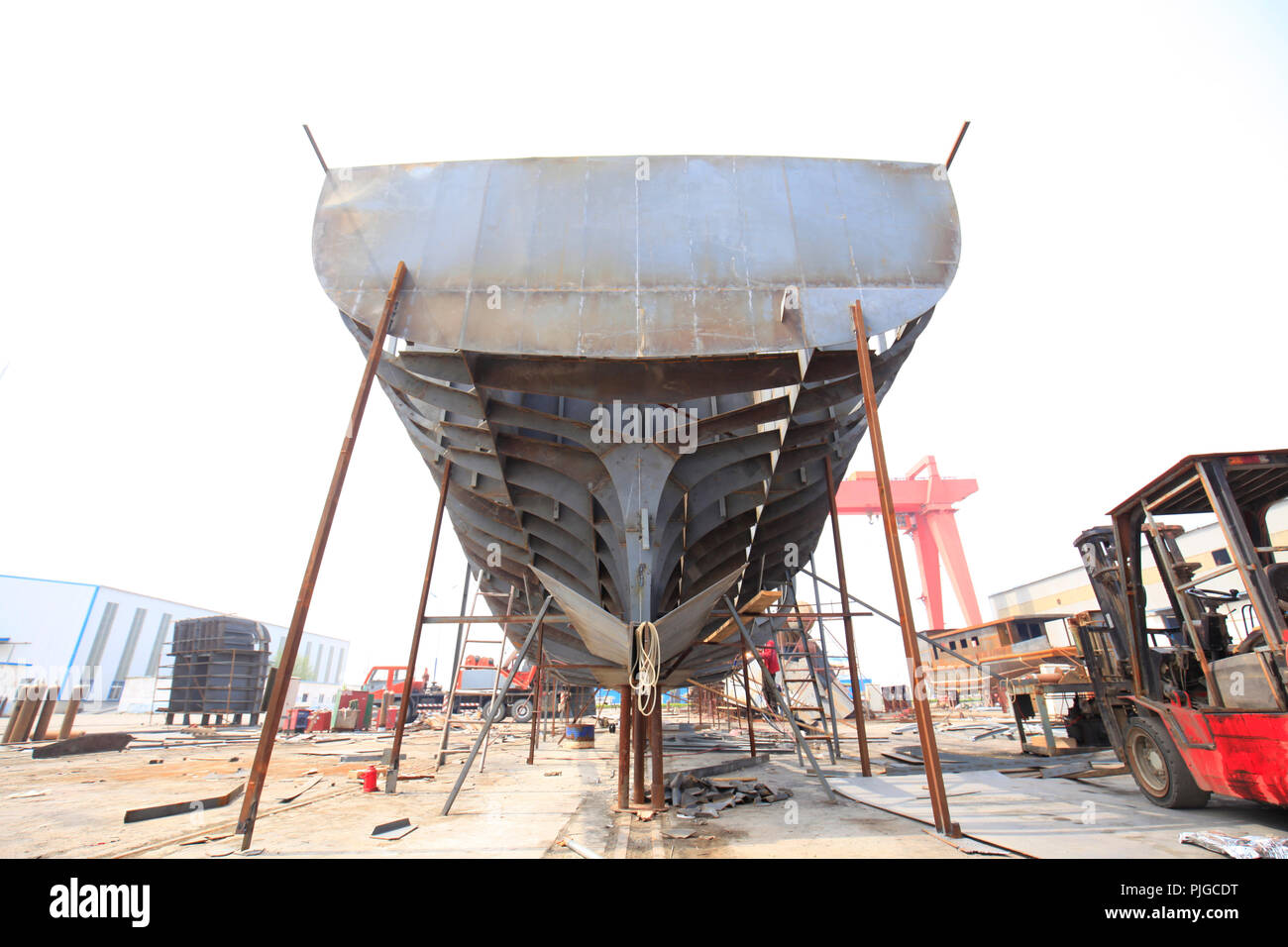 Workers build ships in shipyards Stock Photo - Alamy