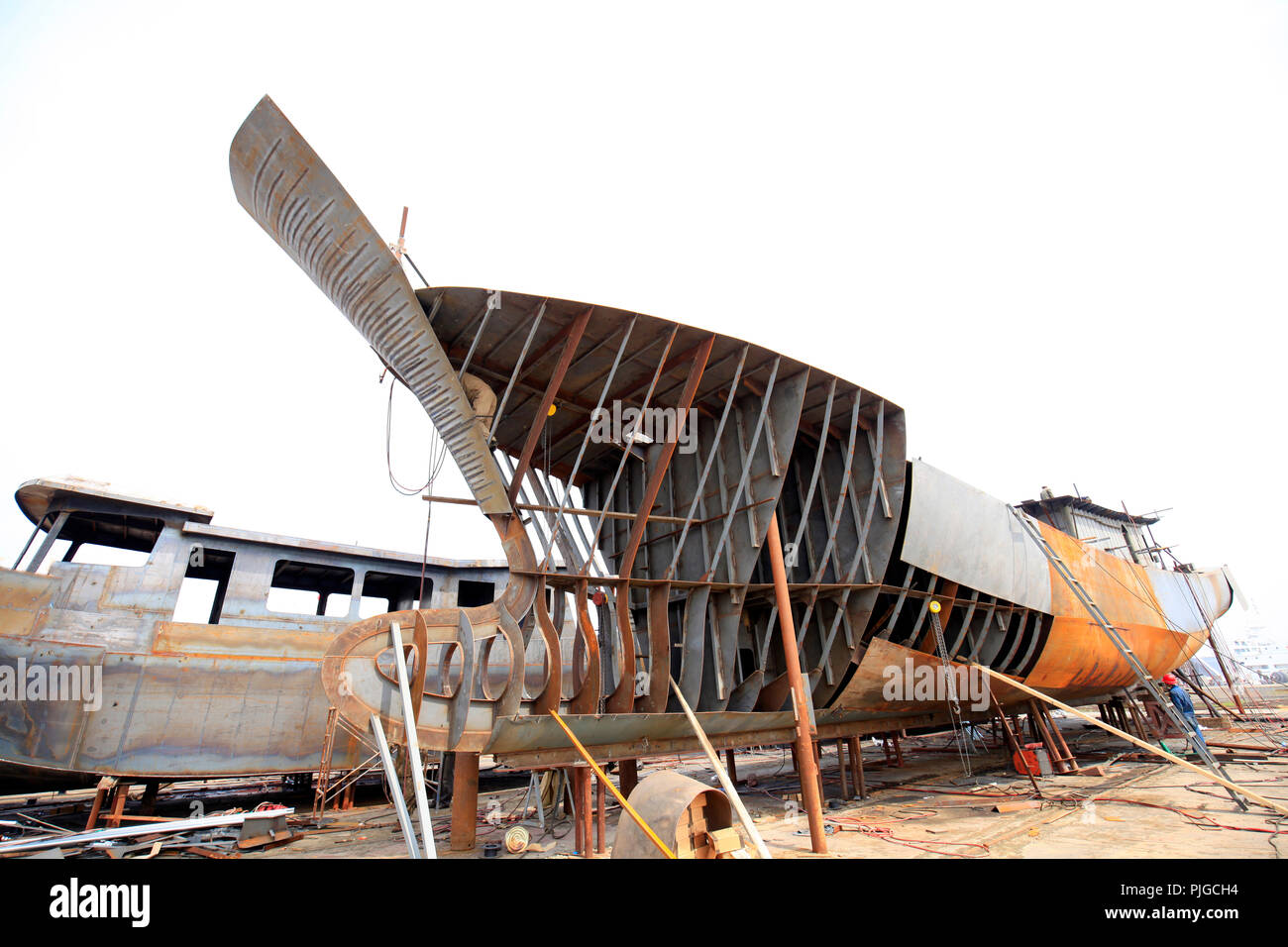 Workers build ships in shipyards Stock Photo - Alamy