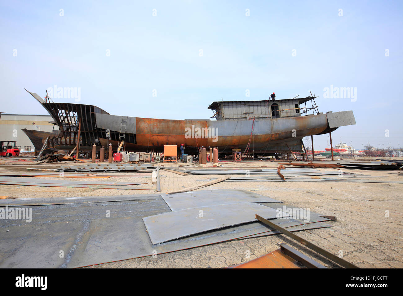 Workers build ships in shipyards Stock Photo - Alamy