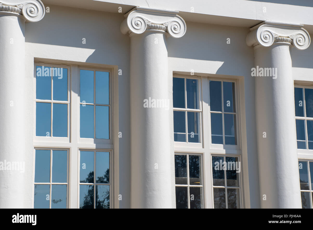 Manor home with pillars hi-res stock photography and images - Alamy
