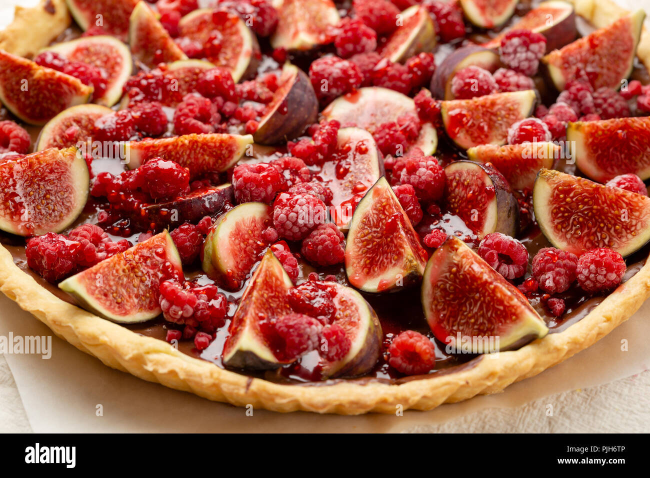 Sweet tart with figs and raspberry Stock Photo - Alamy