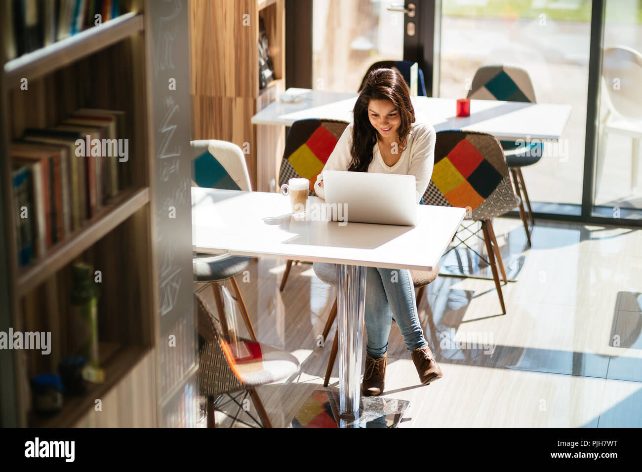 Pretty brunette college student hi-res stock photography and images - Alamy
