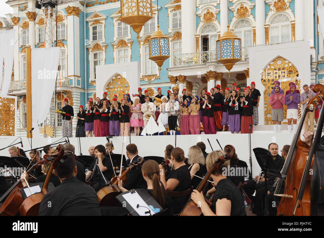 Bowing stage hi-res stock photography and images - Alamy