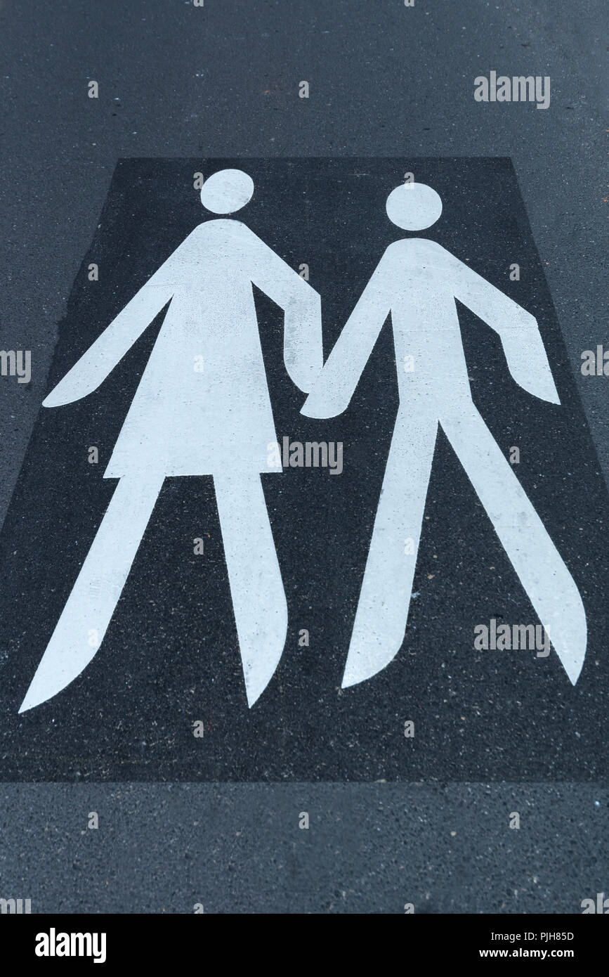 Pedestrian crossing sign on street hi-res stock photography and images ...