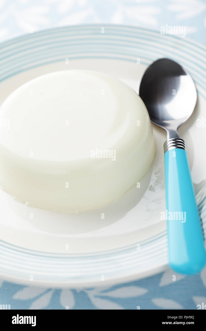 Vanilla blancmange hi-res stock photography and images - Alamy