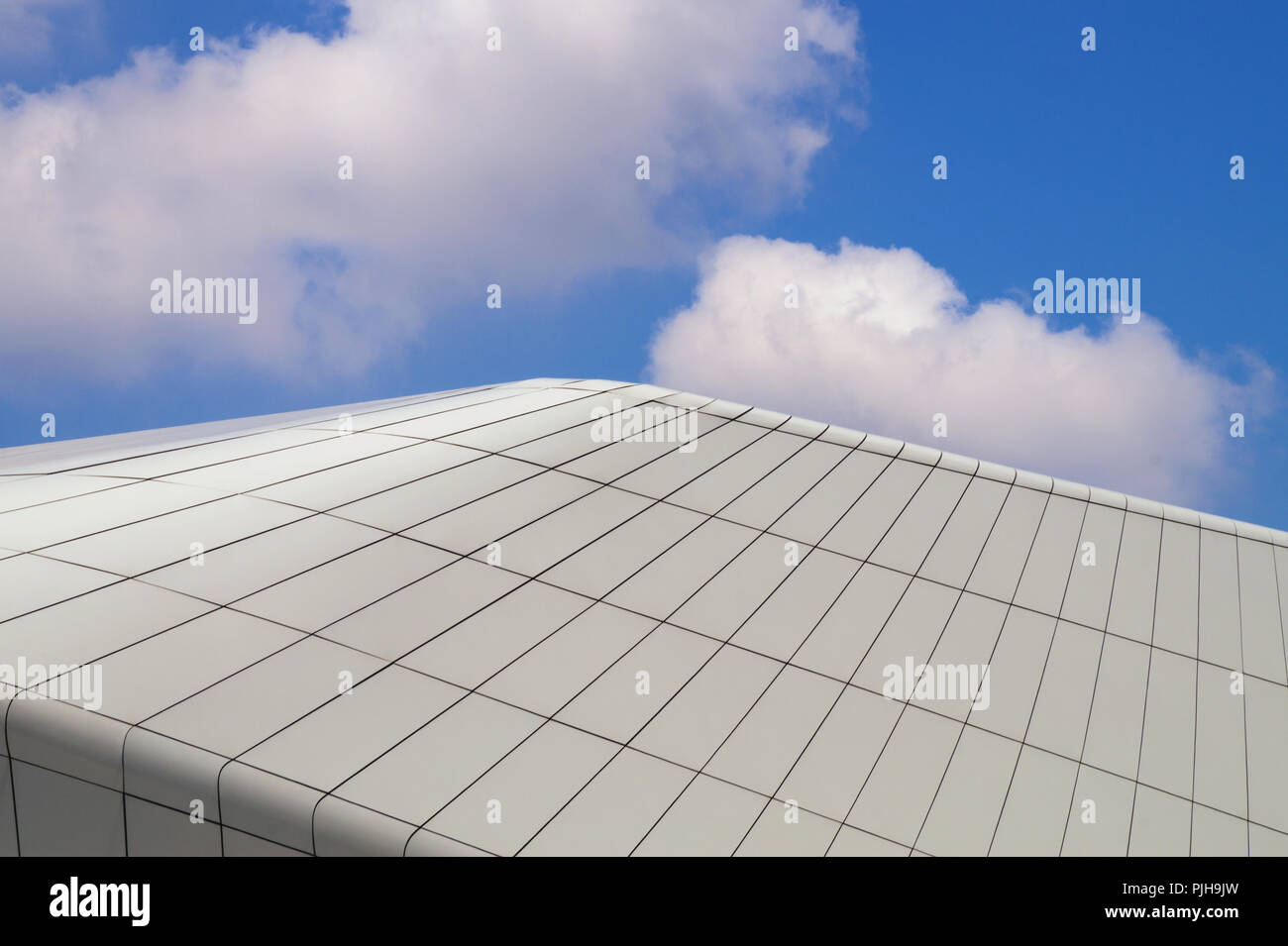 Glass cladding of high rise building hi-res stock photography and ...