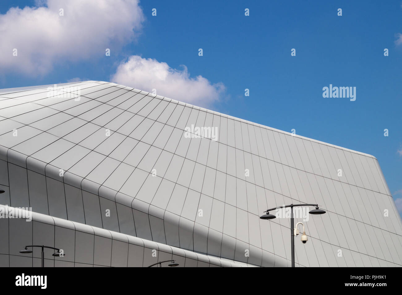 Glass cladding of high rise building hi-res stock photography and ...