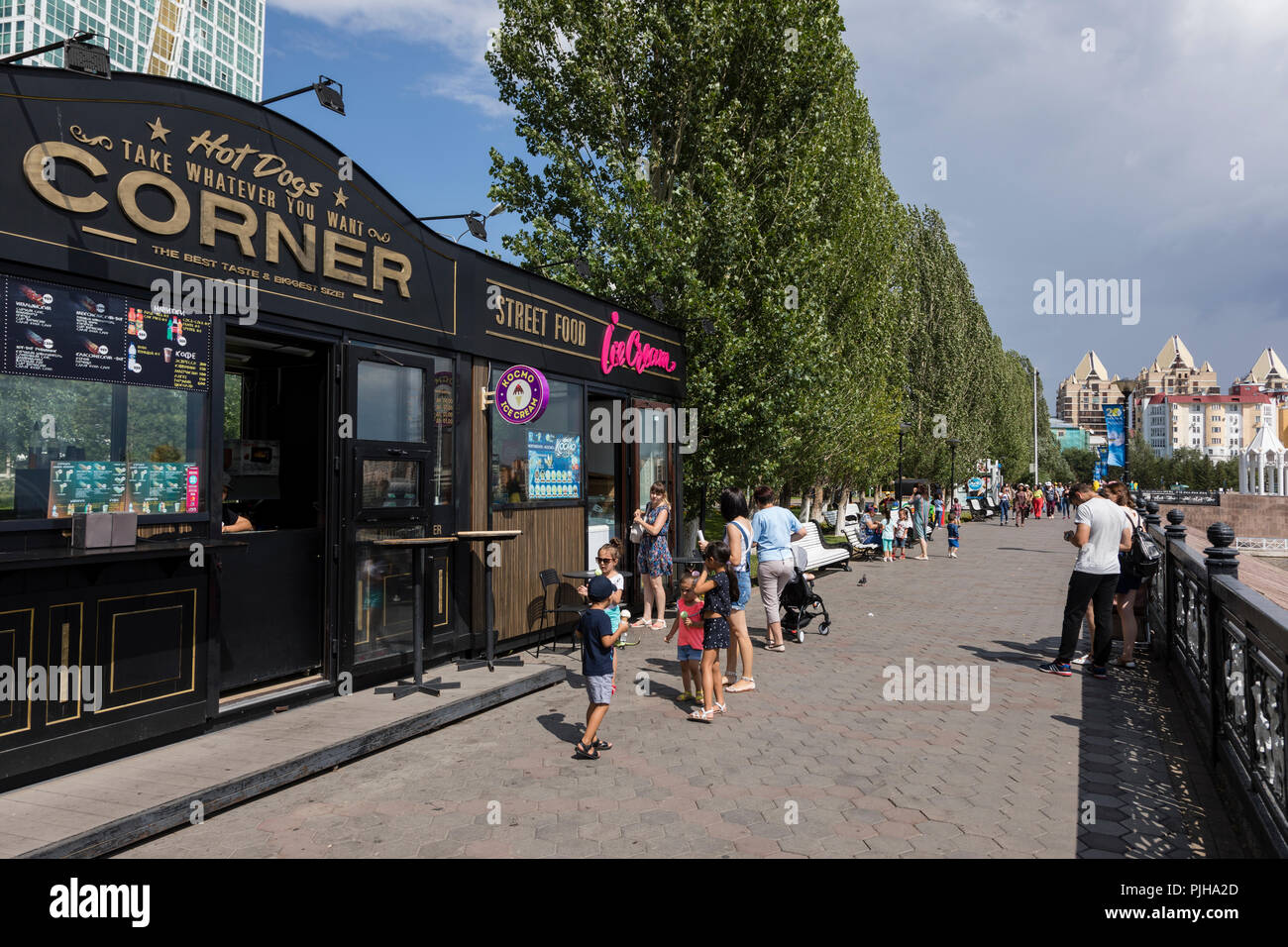 Promenade yesil river hi-res stock photography and images - Alamy