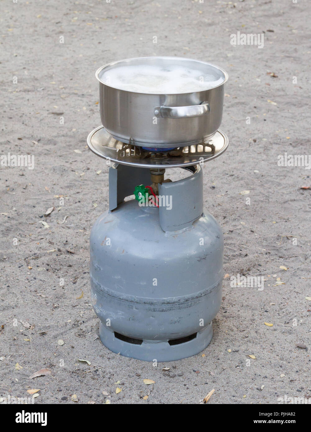Cooking in the desert - Simple gas bottle with burner Stock Photo - Alamy